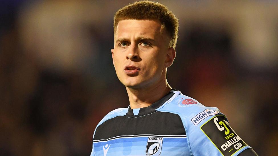 Cameron Winnett: Wales full-back signs new Cardiff contract - BBC Sport