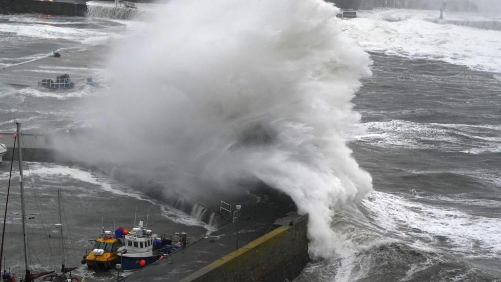 Storm Eowyn to hit Scotland with winds up to 90mph - BBC News