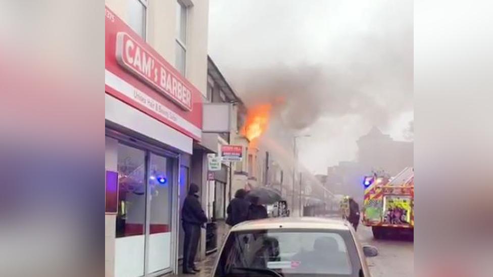 Luton Labour Club Fire: Adjacent buildings evacuated - BBC News