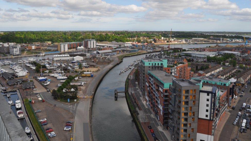 Ipswich docks: Historical photographic archive put online - BBC News