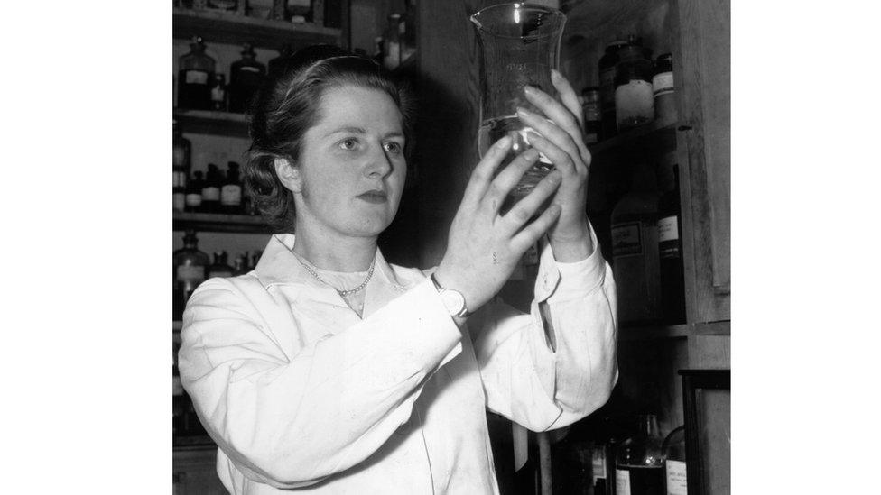 In Pictures: Thatcher's most iconic outfits - BBC News