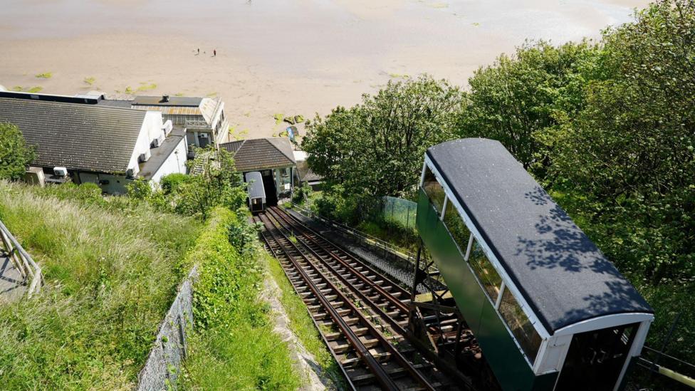 Scarborough's Victorian cliff lift celebrates 150th birthday - BBC News