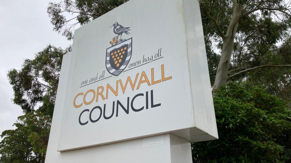 Cornwall council urges residents to register to vote - BBC News