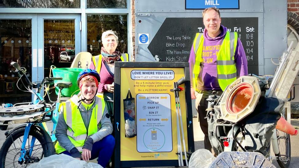 Litter pickers scheme aims to tackle Stroud's rubbish - BBC News