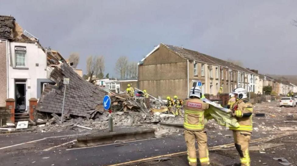 Inquest fails to determine cause of fatal Swansea gas explosion - BBC News