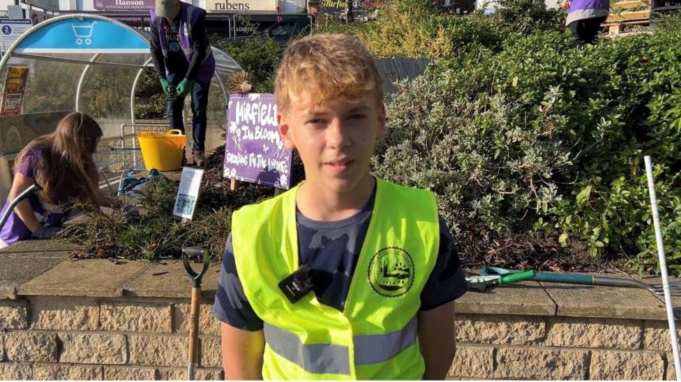 Green-fingered volunteers go for gold in Mirfield - BBC News