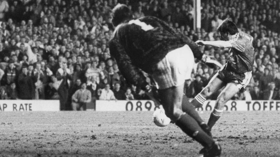 Everton news: Pat Nevin recalls 1991 Merseyside derby in FA Cup - BBC Sport