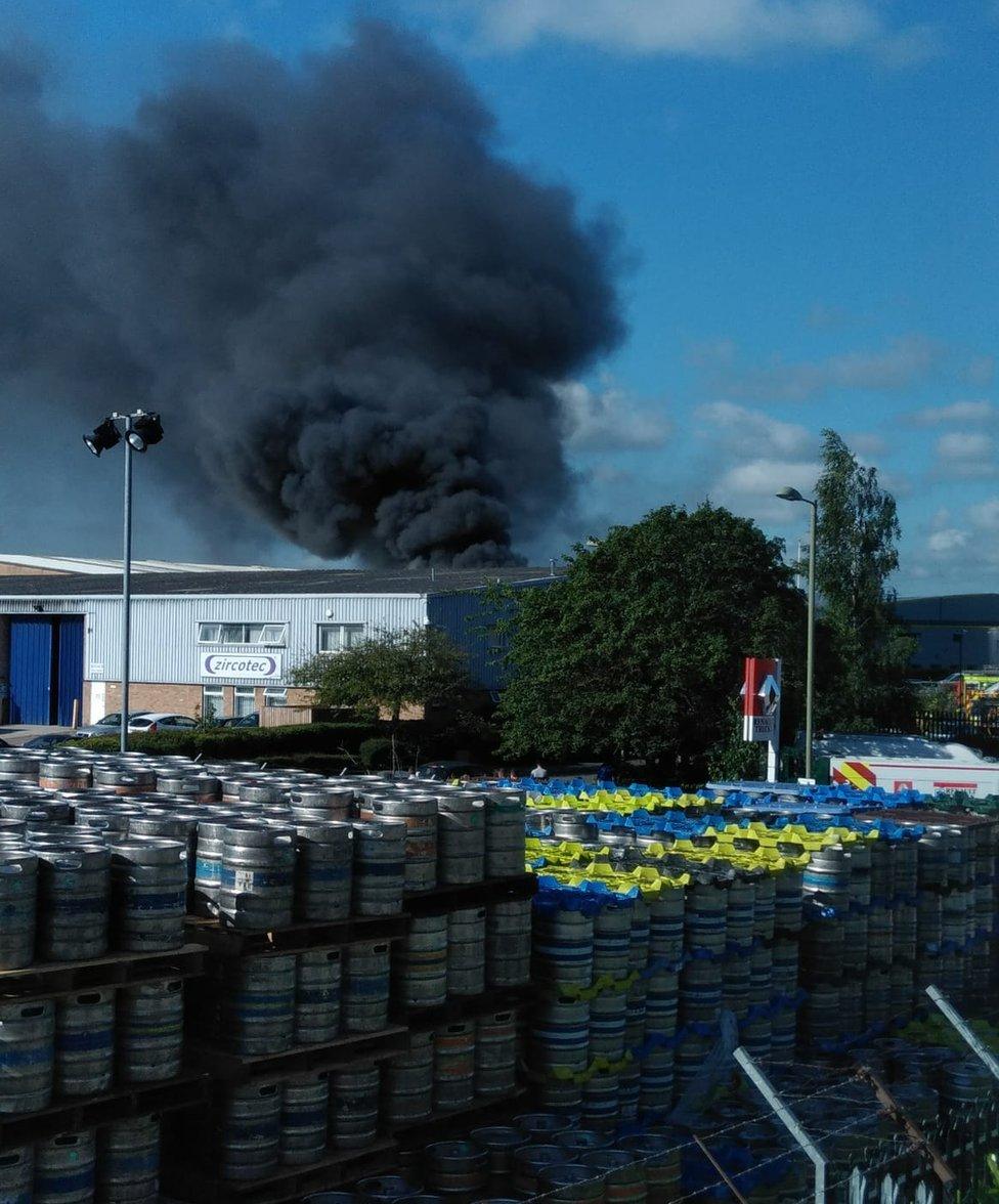Abingdon industrial estate fire: Buildings evacuated in blaze - BBC News