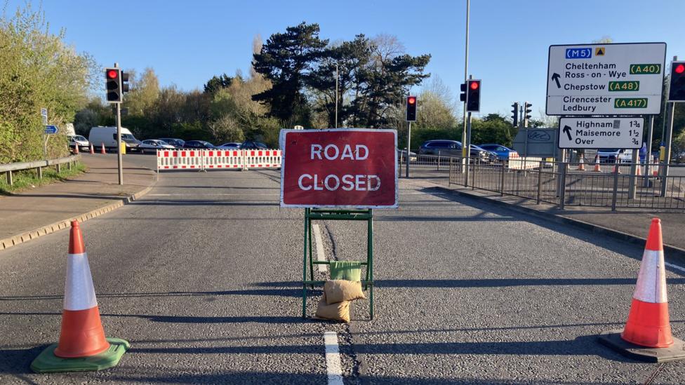Key Gloucester road at centre of gridlock to remain shut - BBC News