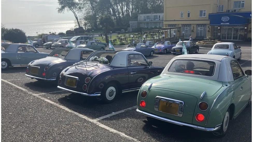 Retro car rally sets off in Devon - BBC News