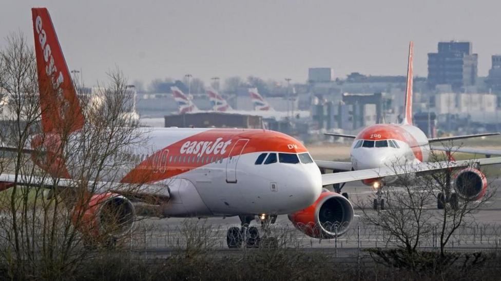 EasyJet expecting to run full schedule despite Gatwick strike - BBC News