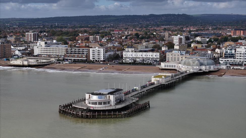 Worthing: Businesses ‘blindsided’ by closure after pier damage - BBC News