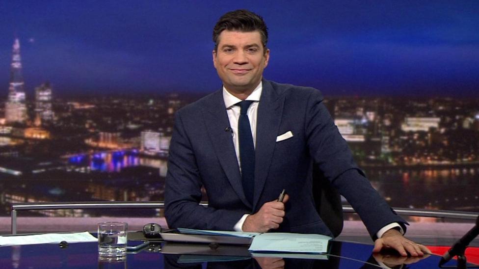 Lewis Vaughan Jones: Colli clyw, IVF a gyrfa ar sgrîn - BBC Cymru Fyw