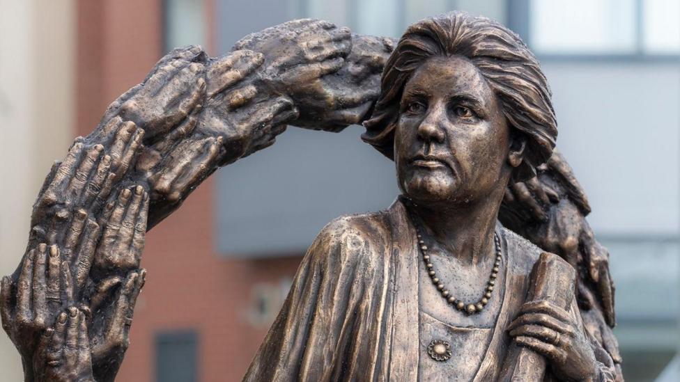 Newport: Statue honouring suffragette Lady Rhondda unveiled - BBC News