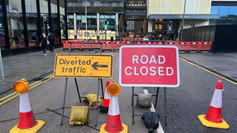 April reopening of Woking's Victoria way targeted by contractor - BBC News
