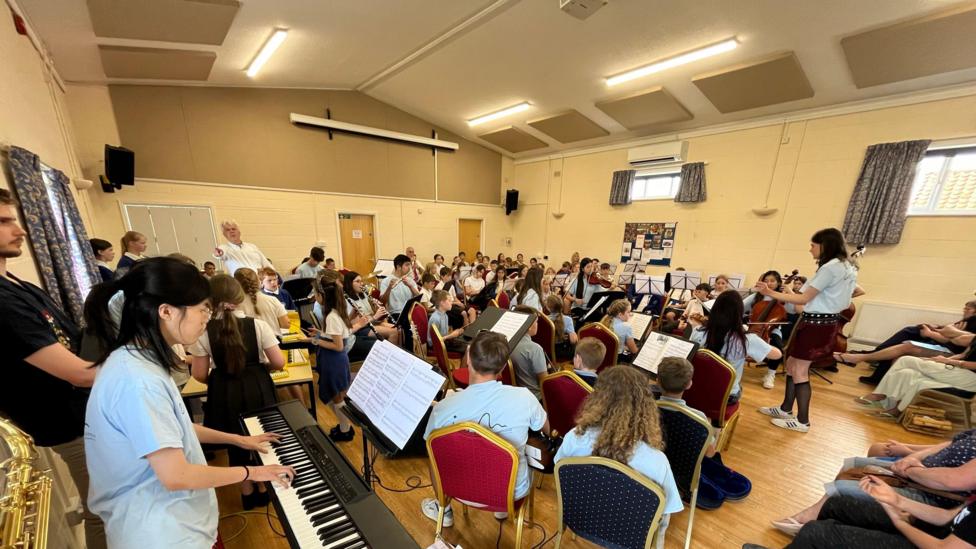 YouTube pianist Cole Lam inspires Norfolk children to play music - BBC News