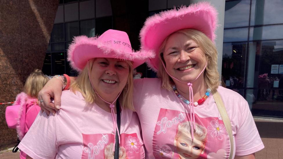 Pink in Cardiff: Travel warning as Summer Carnival tour restarts - BBC News
