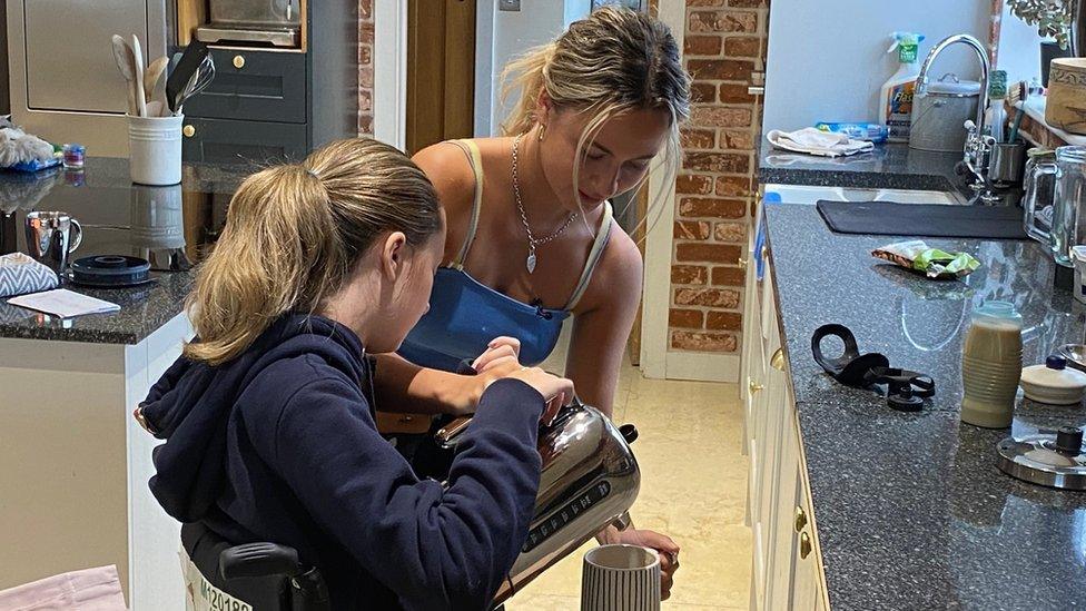 Hopes US treatment can help paralysed horse-rider - BBC News