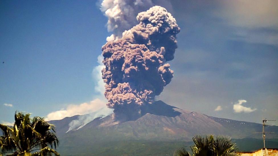 Suffolk couple witness Mount Etna eruption from 12 miles away - BBC News