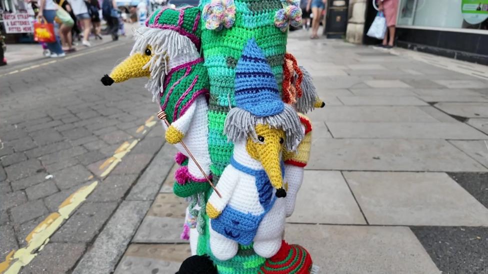 Knitted TV toppers adorn Romsey town centre - BBC News