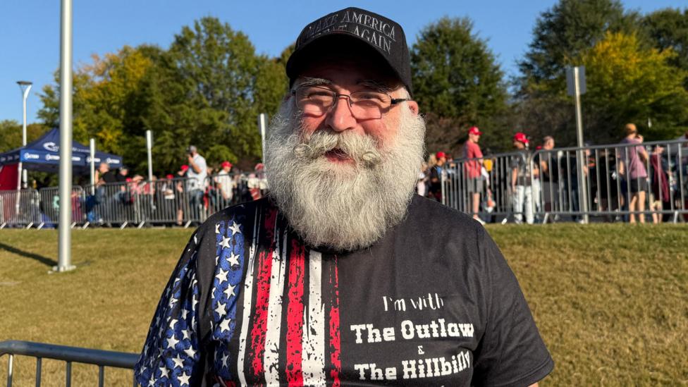 Inside Trump's effort to recruit an army of volunteers - BBC News