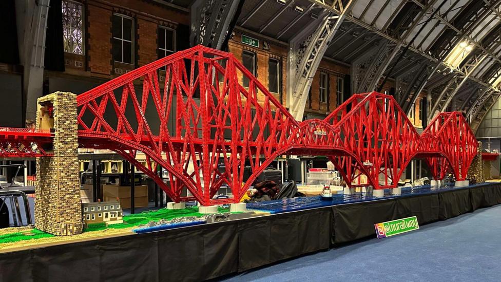 Giant Lego model of Forth Bridge to visit Edinburgh - BBC News
