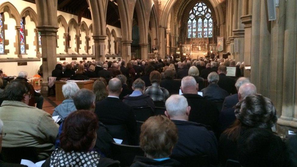 Ed 'Stewpot' Stewart: BBC DJ's funeral held in Bournemouth - BBC News
