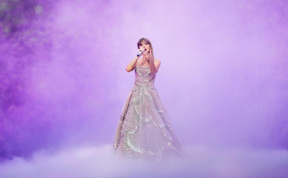 Taylor Swift's personal items to go on display at the V&A - BBC Newsround