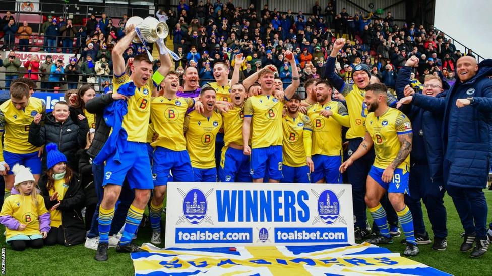 Steel and Sons Cup: Bangor defeat Dunmurry Rec in festive final - BBC Sport
