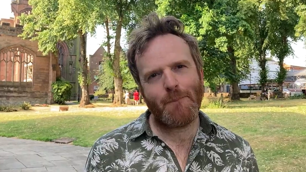 Coventry Cathedral ruins lit up for Games baton arrival - BBC News