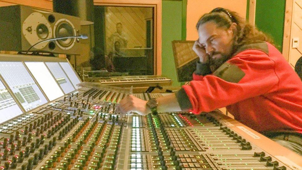 Ex-Megadeth drummer Nick Menza dies of heart attack on stage - BBC News