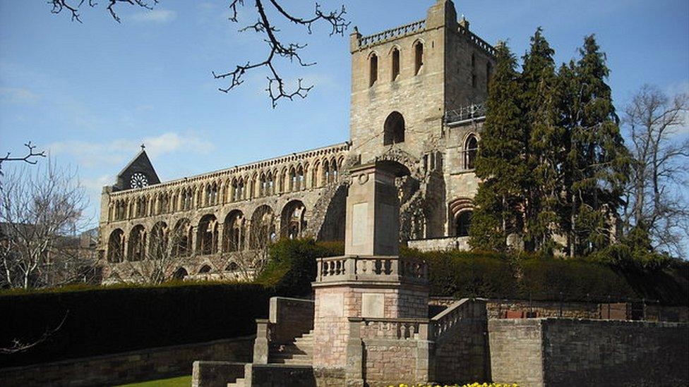 Jedburgh Abbey start for Rickshaw Challenge - BBC News