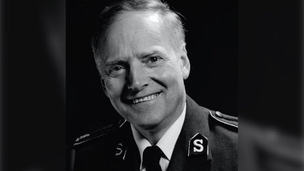 D-Day veteran Harry Read dies aged 97 - BBC News