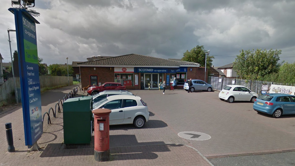 Masked robbers threaten shop assistant with axe - BBC News