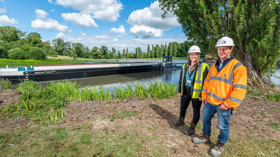 Blenheim Palace: Massive dredging operation under way - BBC News