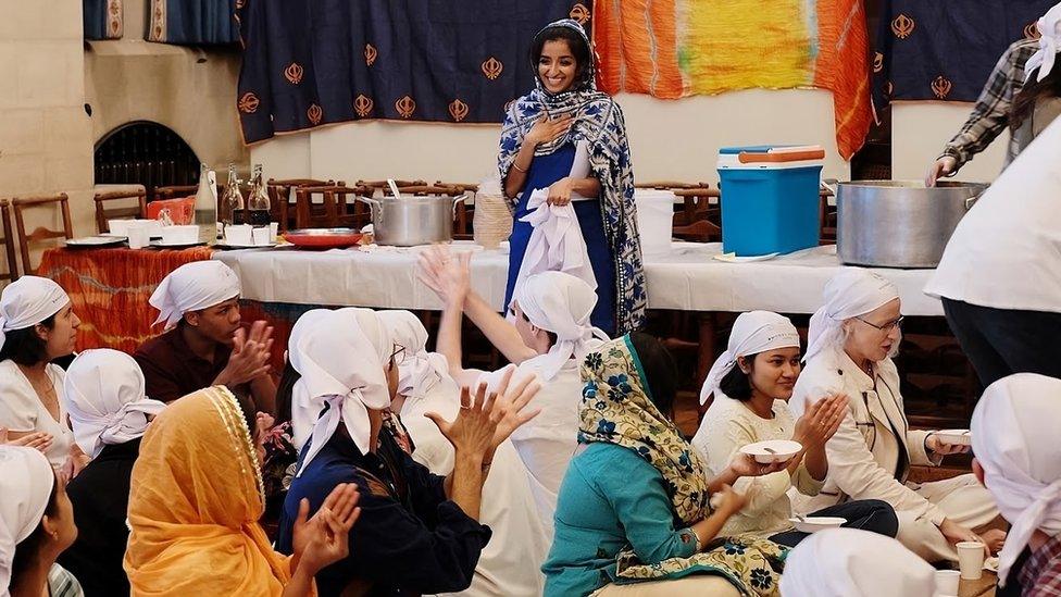 Oxford University hosts first Sikh community kitchen - BBC News