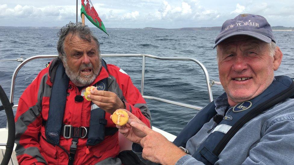 John a Dilwyn: Yn yr un cwch - BBC Cymru Fyw