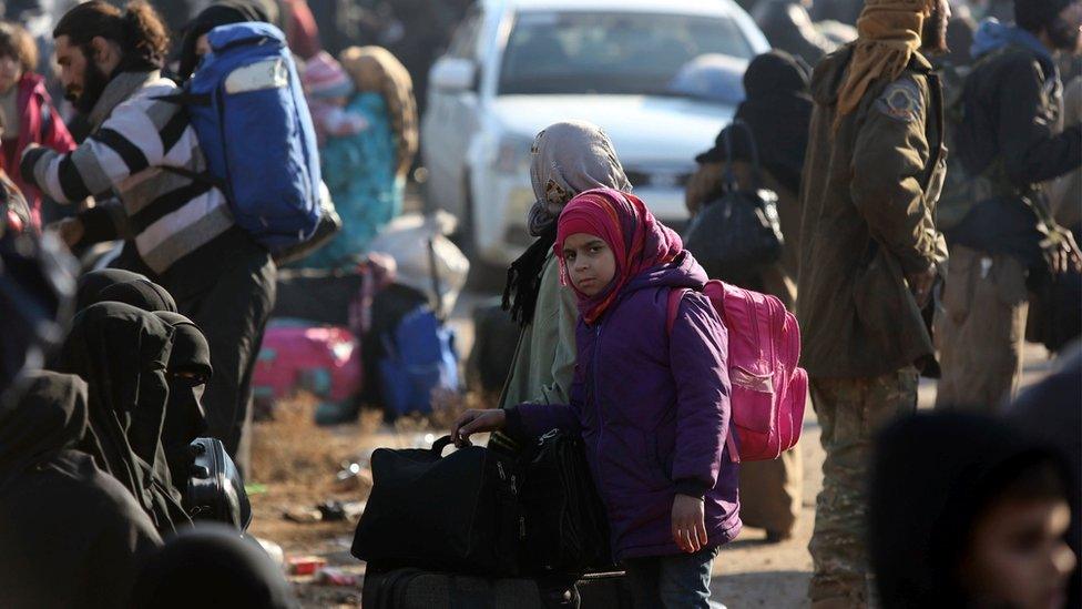 Aleppo evacuation: UN backs sending monitors - BBC News
