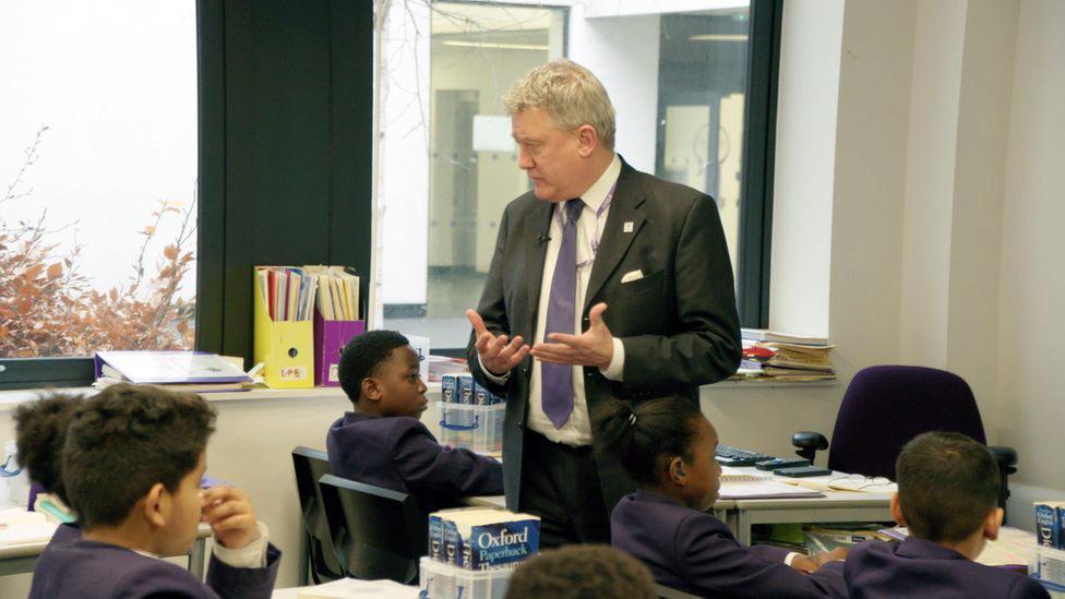 Why high-flying professionals choose to be teachers - BBC News