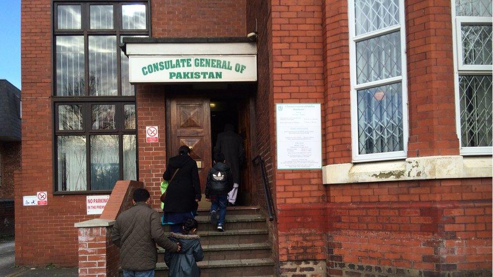 Bogus help centres spark Pakistan ID card fraud warning - BBC News