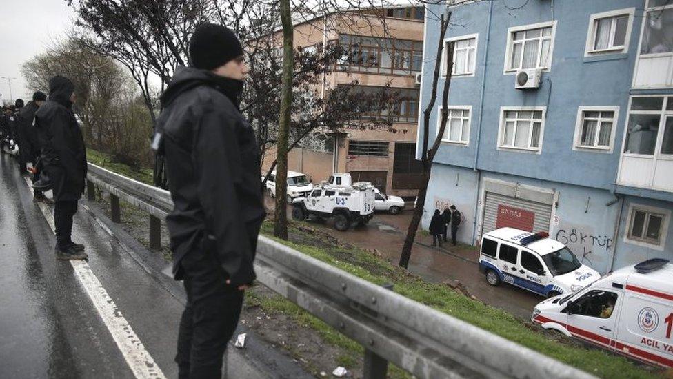 Turkey police kill two 'women militants' amid Istanbul attack - BBC News