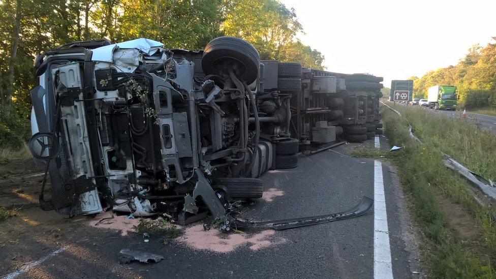Parcel lorry overturns on A34 in Oxfordshire - BBC News