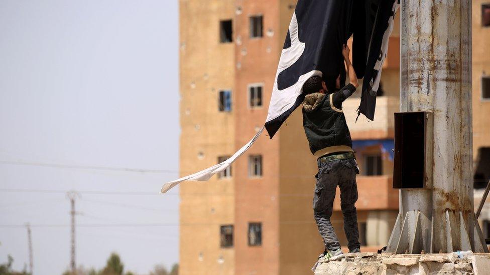 Syria war: IS attack in Hama on government forces - BBC News