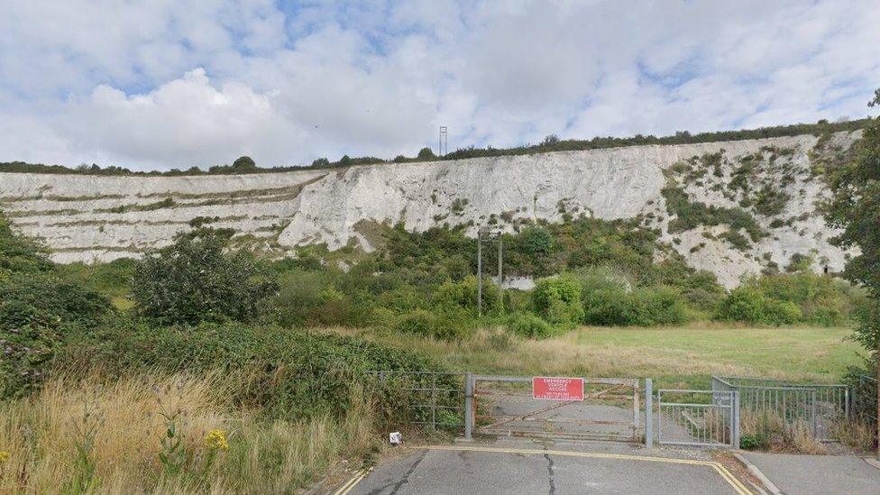 Portsmouth cliff rescue: Three lifted to safety during night - BBC News