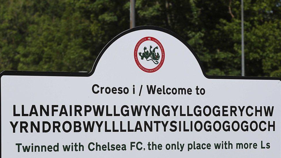 'Stynt wirion' cwmni betio'n codi gwrychyn yn Llanfairpwll - BBC Cymru Fyw