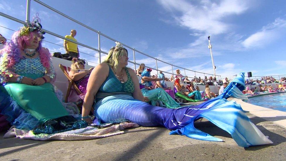 Hundreds of 'mermaids' gather in Plymouth for record attempt - BBC News