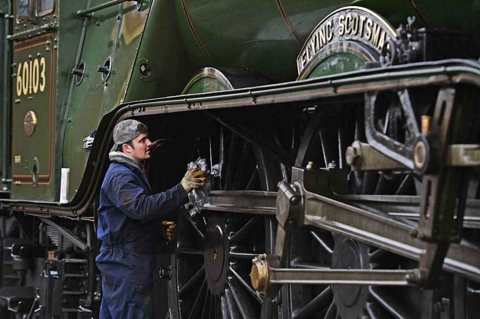 Flying Scotsman steam train celebrates 100 years - BBC News