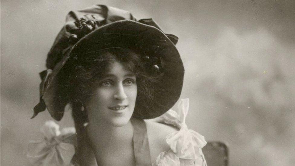 Actress Zena Dare's WW1 medals fetch £1,560 at auction - BBC News