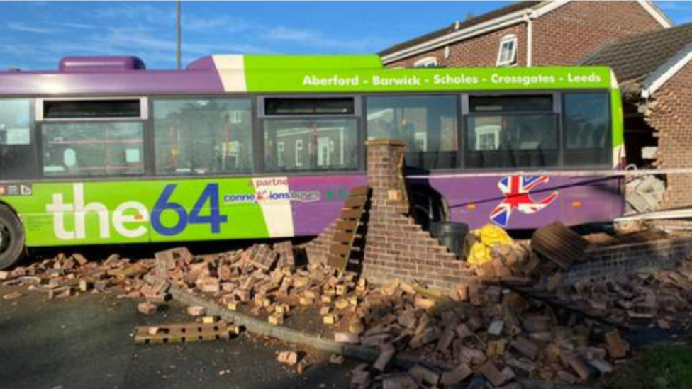 Bus hits Leeds house with 'massive bang' - BBC News