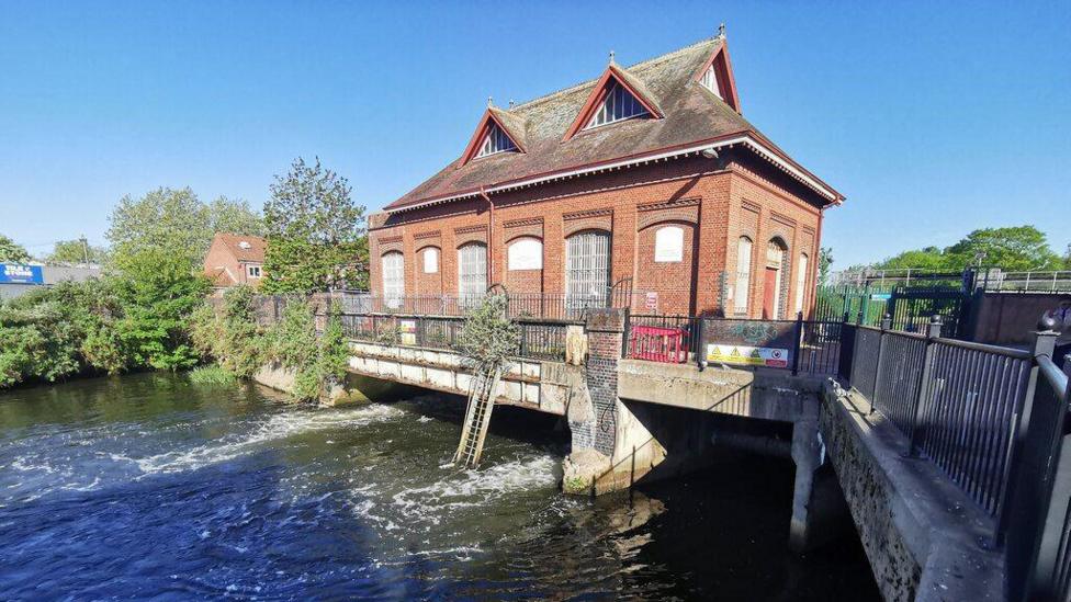 New Mills Yard bridge in Norwich to be replaced in 2025 - BBC News